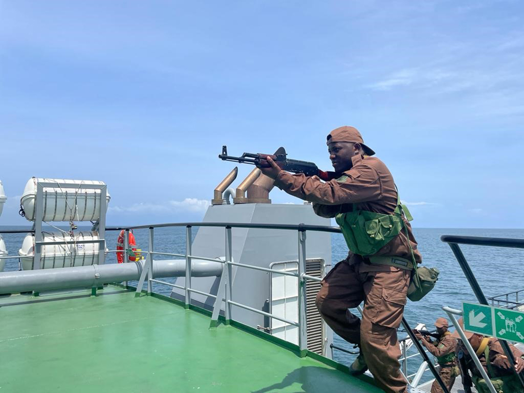 Fuzileiros Angolanos Desenvolvem T cnicas Para Combater Actividades
