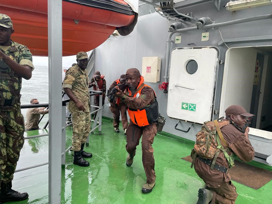Fuzileiros Angolanos Desenvolvem T cnicas Para Combater Actividades